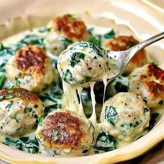 Chicken Ricotta Meatballs in Spinach Alfredo Sauce – iadun